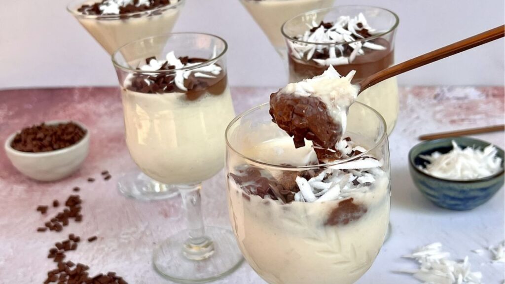Doce gelado de coco com chocolate - Confeitaria em casa
